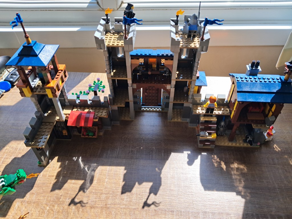 LEGO Set Medieval Castle Inside Look - OnlineLegoMan